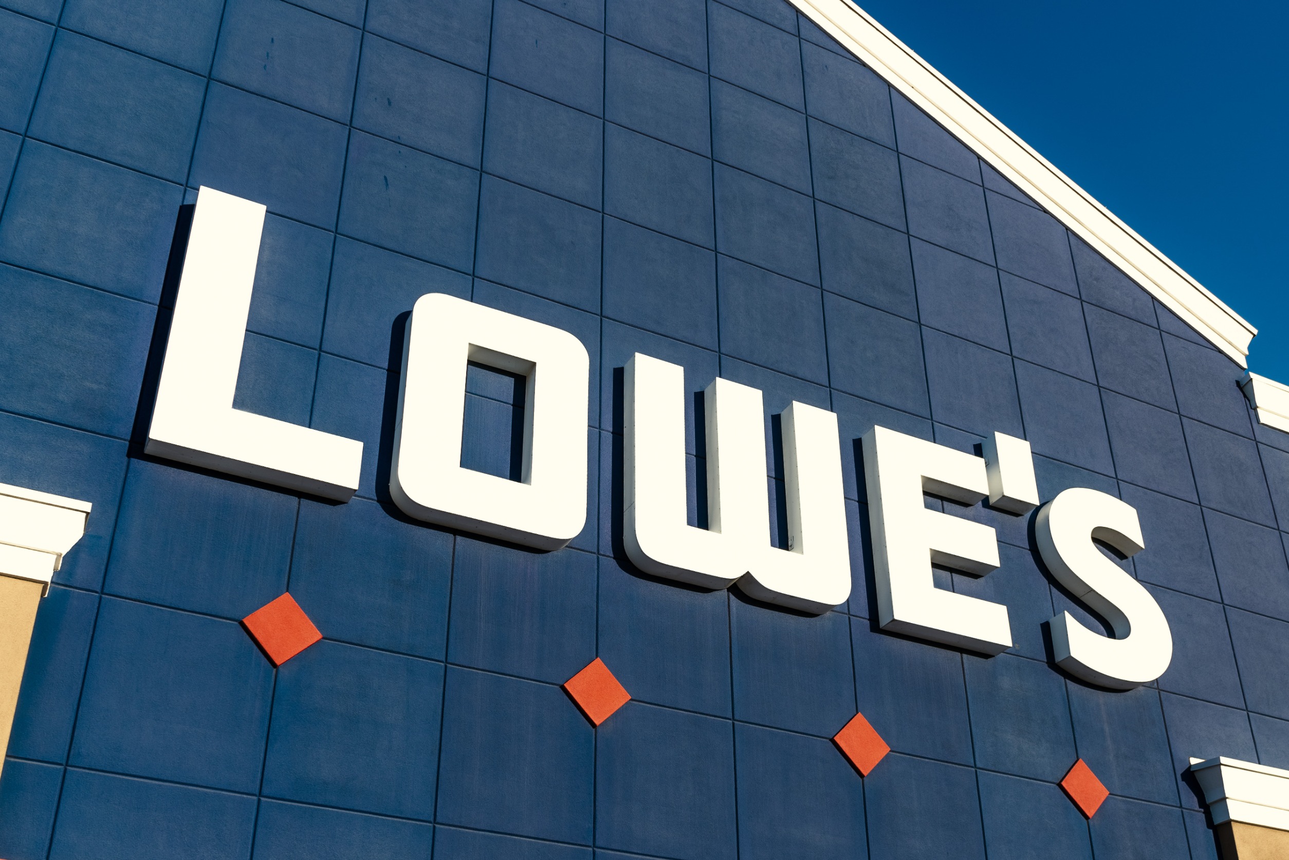 Lowe's (LOW) Surpasses Q4 Expectations with $1.77 EPS - Tokenist